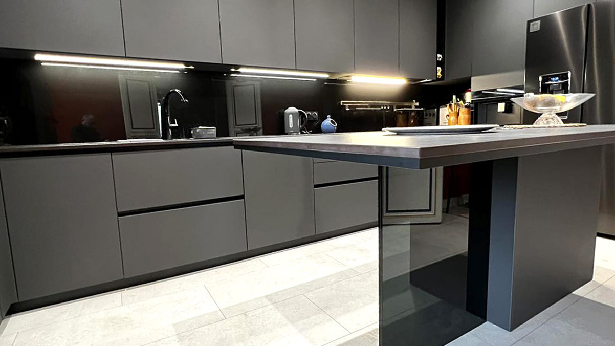 cuisine grise haut de gamme avec four 90 cm